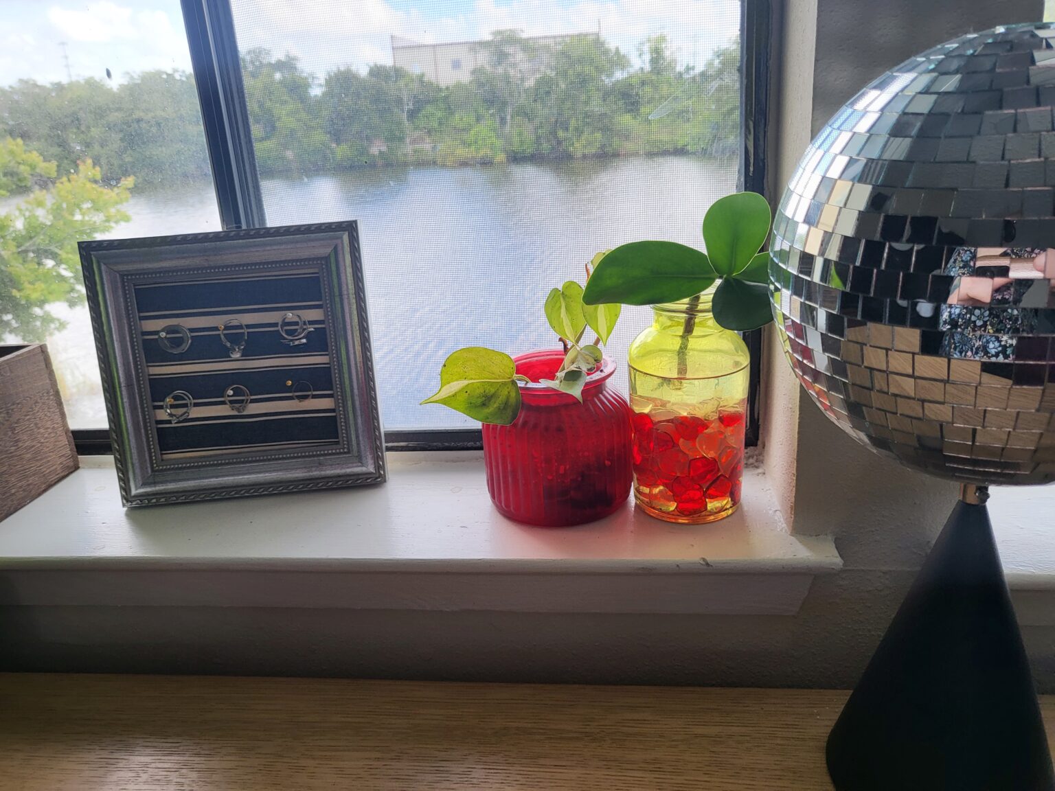 How To DIY A Picture Frame Jewelry Display