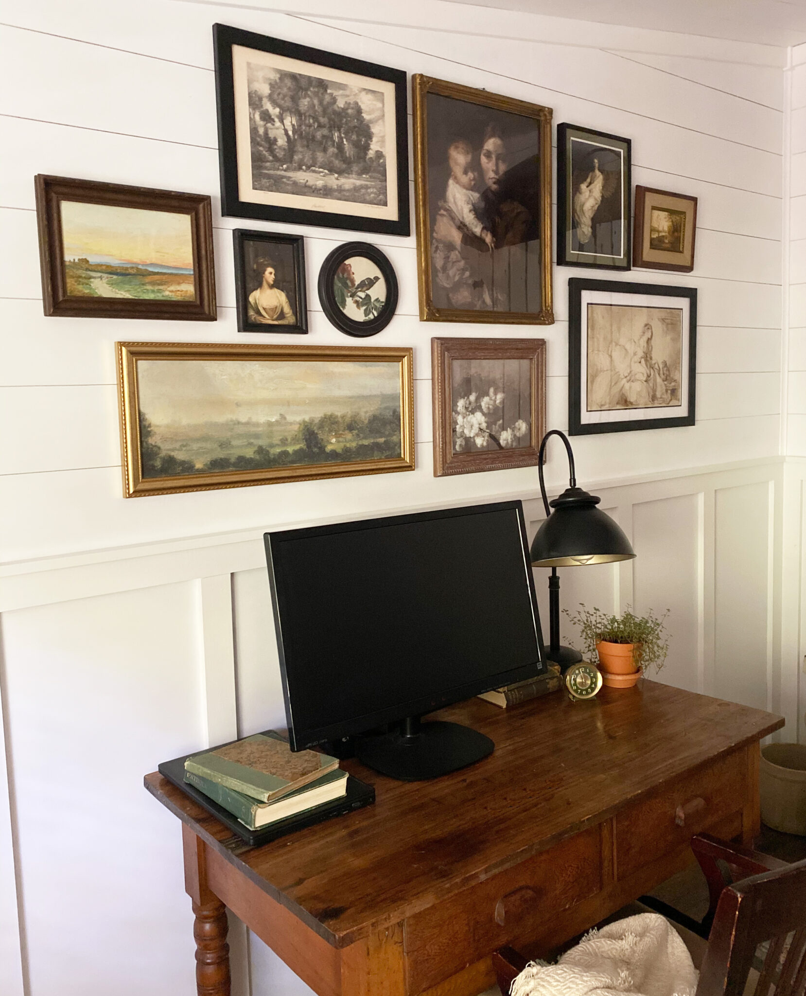 Office Decor 101: Choosing The Right Frame For Your Style