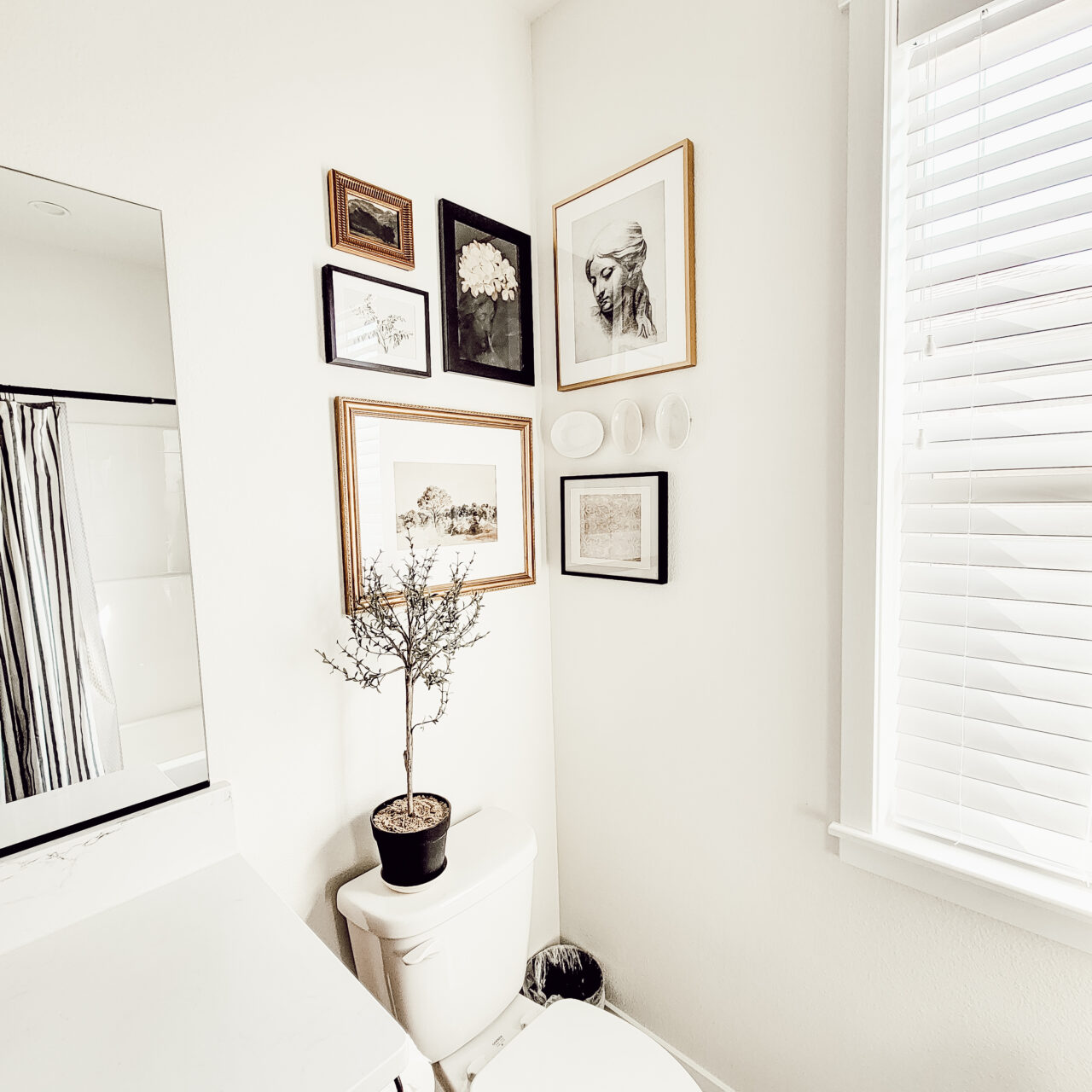 Picture Frame Arrangements: 5 Fun Displays To Try