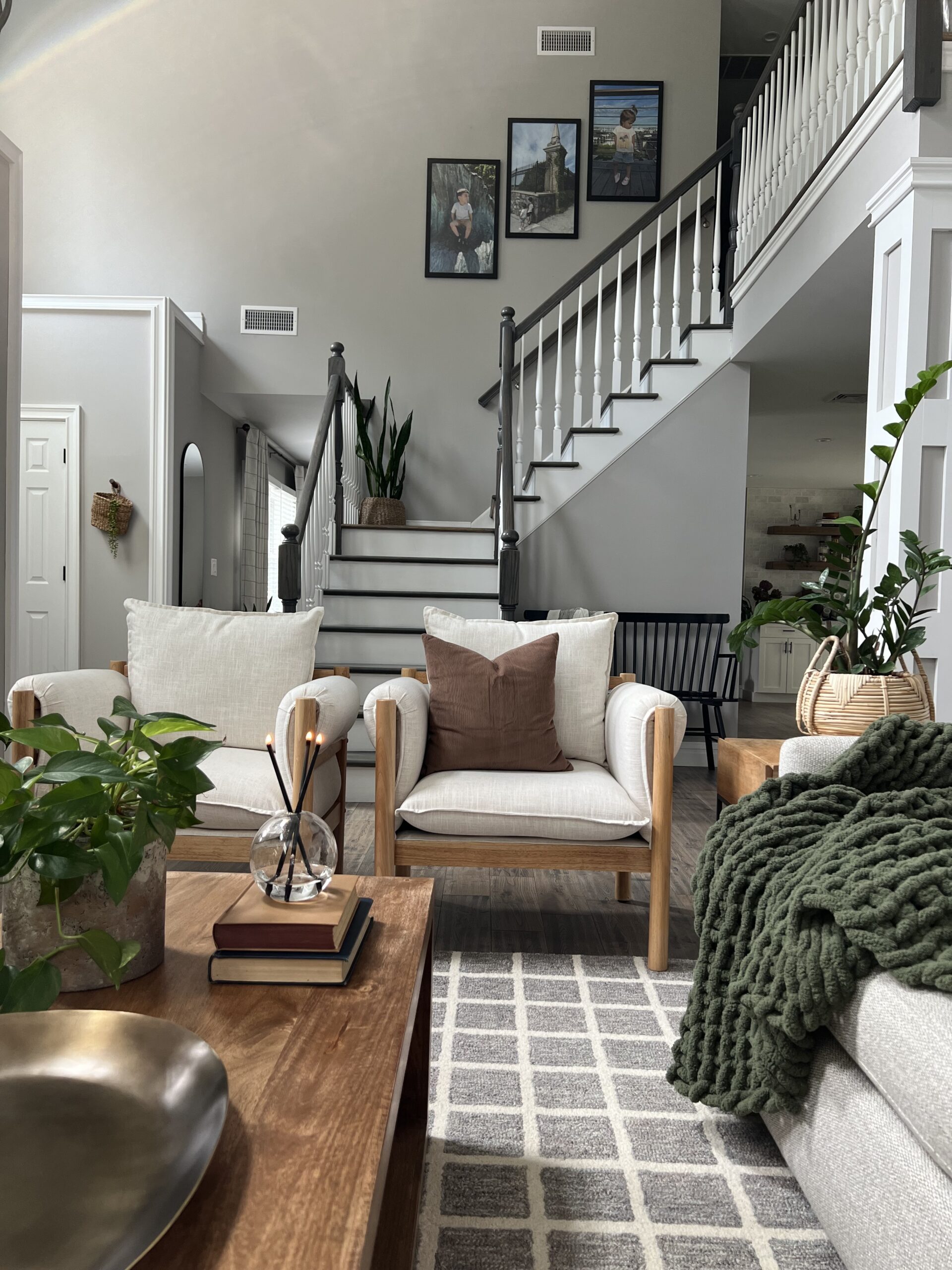 Picture Frame Arrangements: 5 Fun Displays To Try